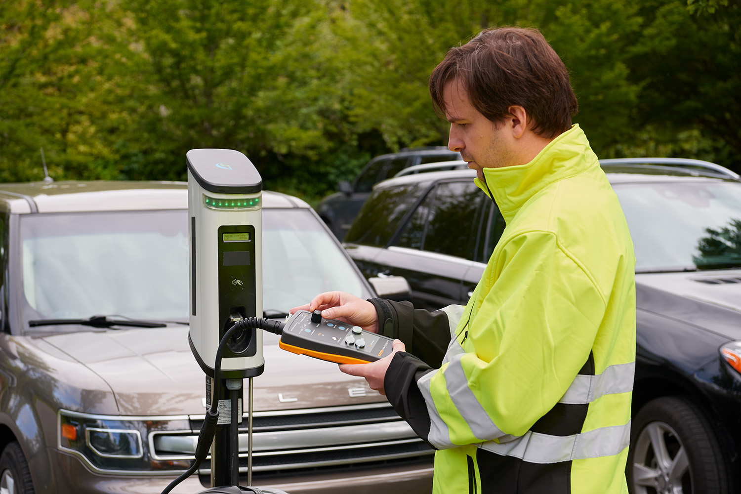 eMobility Tools Kit: FEV100 Test Adapter + 87V Multimeter | Fluke