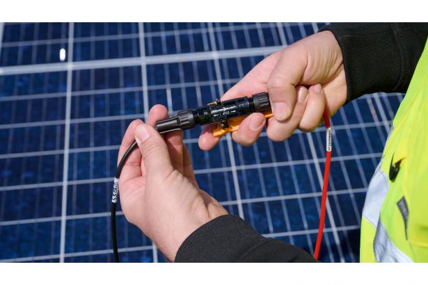 Quick Disconnect Tool for Solar PV Connectors | Fluke