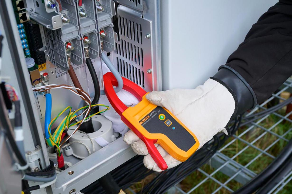 Fluke 283 FC/PV Solar Digital Multimeter & Wireless Current Clamp | Fluke Fluke 283 FC/PV Solar Digital Multimeter & Wireless Current Clamp | Fluke