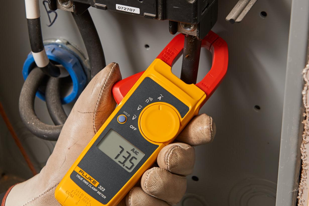Fluke 117/323 Electricians Combo Kit, Digital Multimeter and Clamp ...