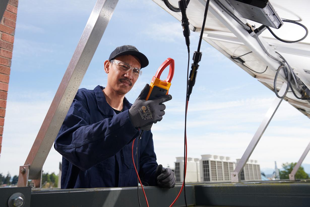 Solar Tools Kit with 393 FC Clamp Meter and Solar Test Leads | Fluke