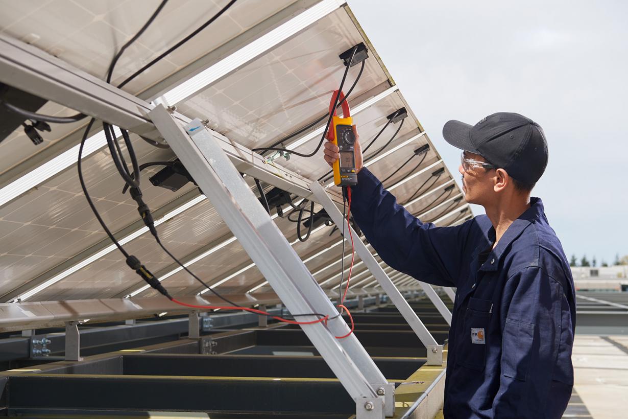 Solar Tools Kit with 393 FC Clamp Meter and Solar Test Leads | Fluke