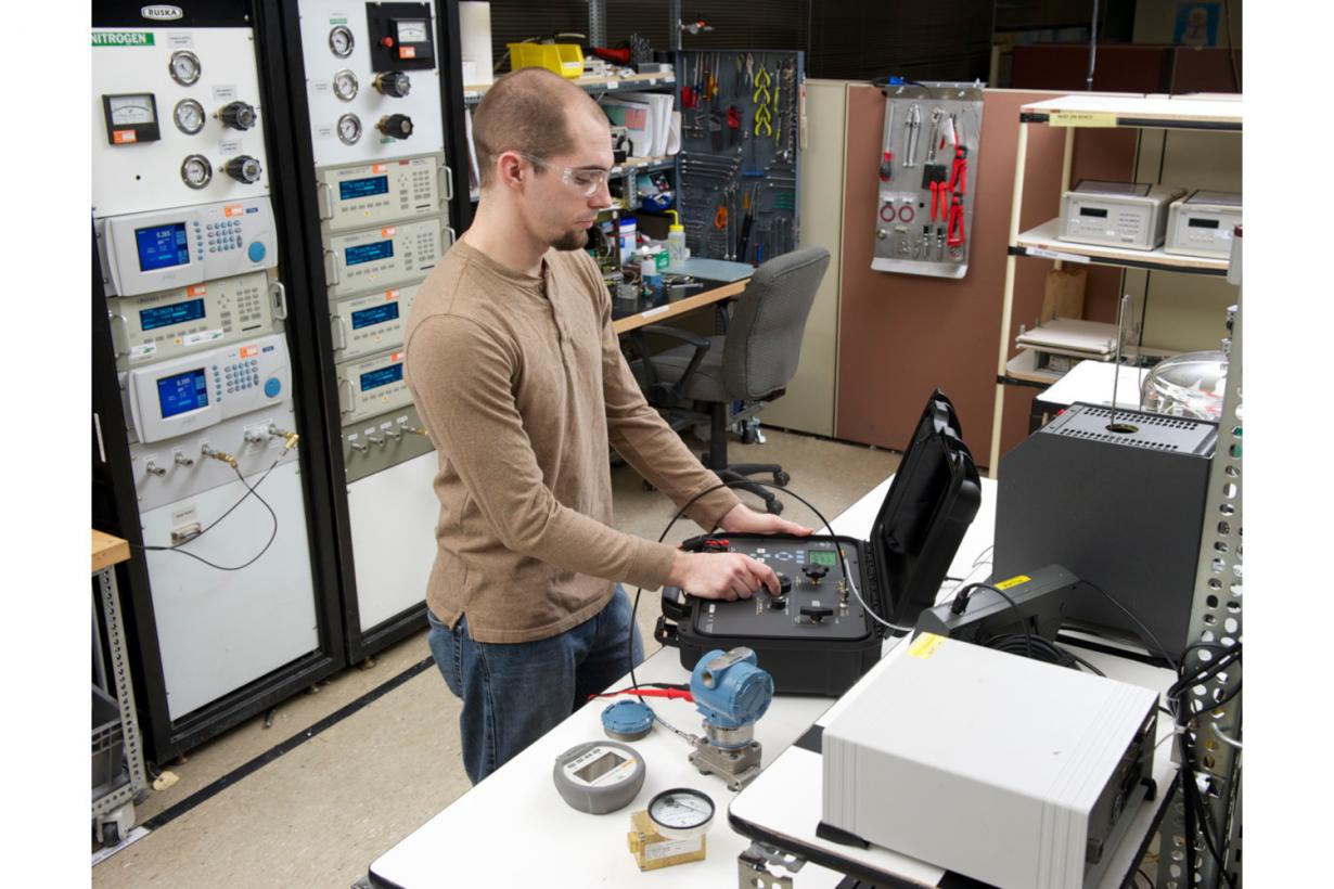 Fluke 3130-G2M Portable Pressure Calibrator | Fluke