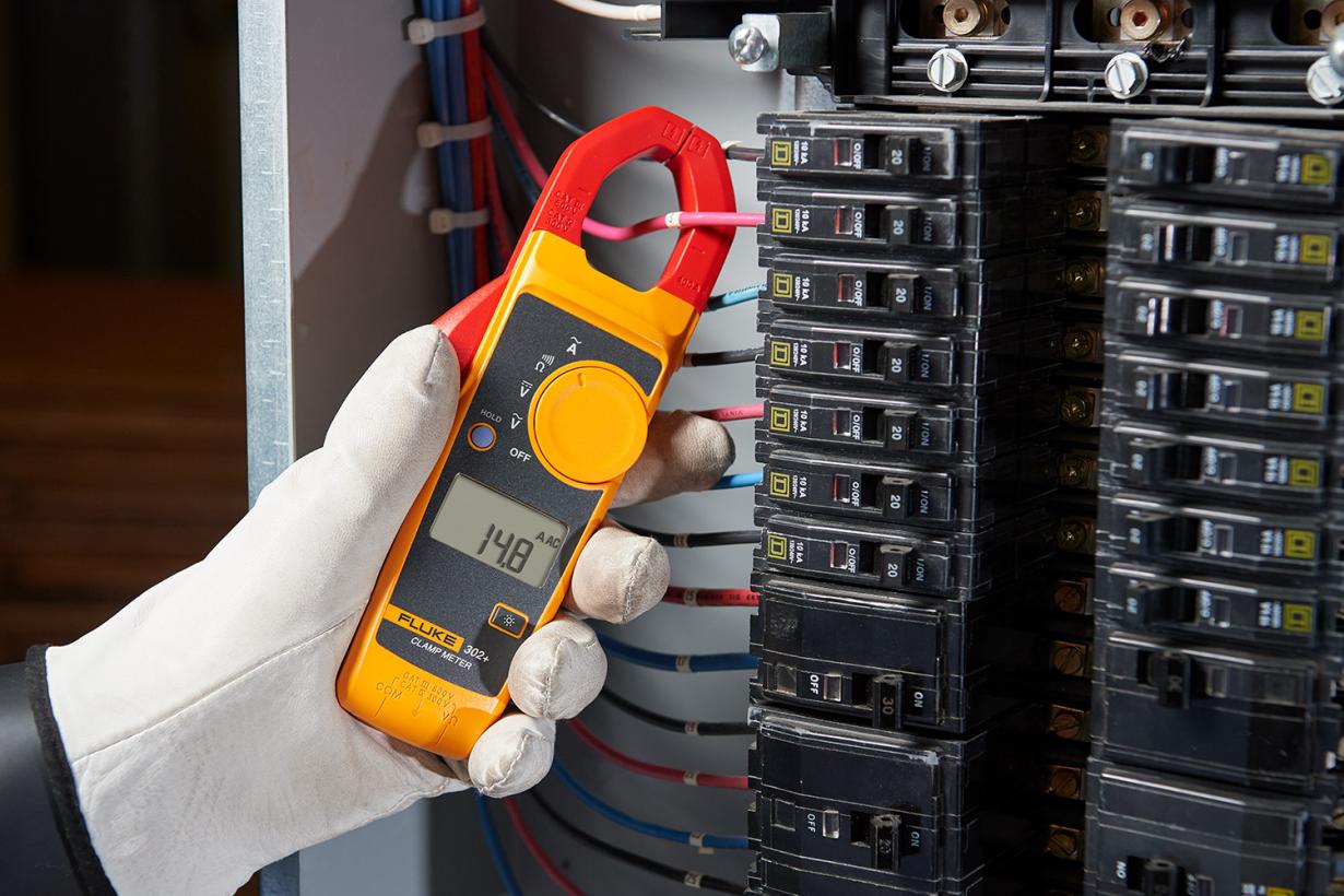 Fluke 302 + CAT III Digital Clamp Meter | Fluke