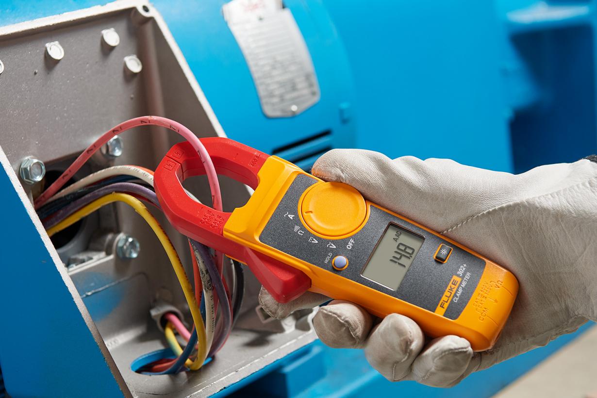 Fluke 302 + CAT III Digital Clamp Meter | Fluke