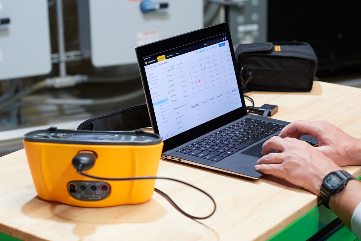 Fluke SMFT-1000 Multifunction PV Tester Performance Analyzer + I-V ...