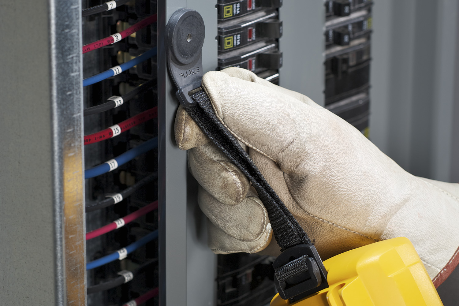 Fluke TPAK ToolPak™ Magnetic Meter Hanger | Fluke